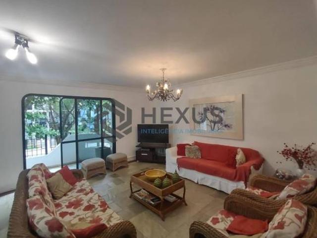 Apartamento com varanda e lazer na Praia da Enseada, Guaruja