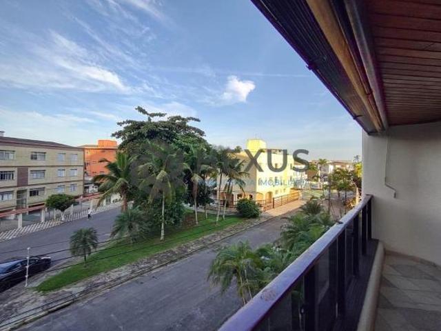 Apartamento com varanda e lazer na Praia da Enseada, Guaruja