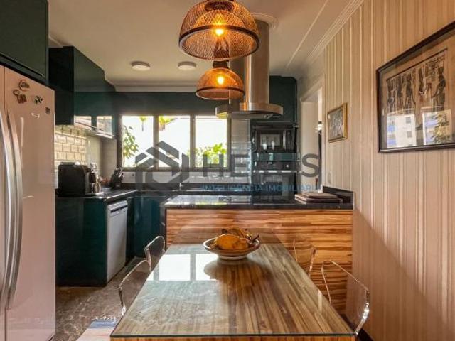 Apartamento com varanda e lazer na Praia da Enseada, Guaruja