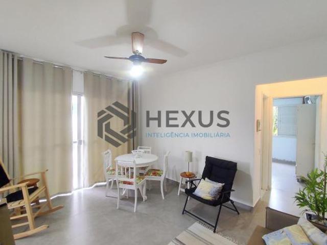 Apartamento com varanda e lazer na praia da Enseada, Guaruja