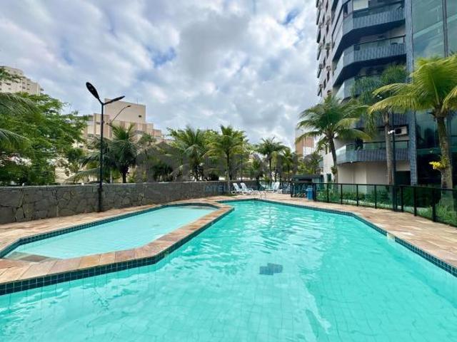 Apartamento com varanda e lazer na Praia da Enseada, Guarujá