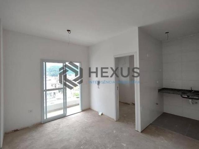 Apartamento com varanda e lazer na Praia da Enseada, Guaruja