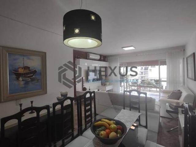 Apartamento com varanda e lazer na Praia da Enseada, Guaruja