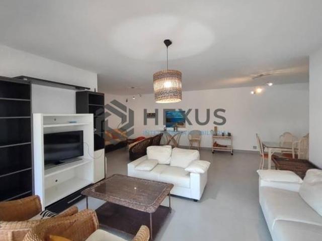 Apartamento com varanda e lazer na Praia da Enseada, Guaruja
