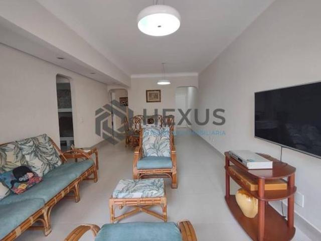 Apartamento com varanda e lazer na Praia da Enseada, Guaruja