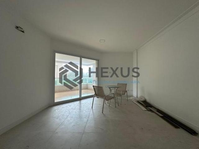 Apartamento com varanda e lazer na Praia da Enseada, Guarujá