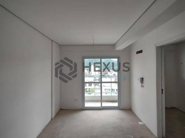 Apartamento com varanda e lazer na Praia da Enseada, Guaruja