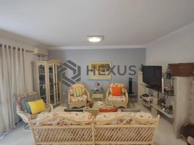 Apartamento com varanda e lazer na Praia da Enseada, Guaruja
