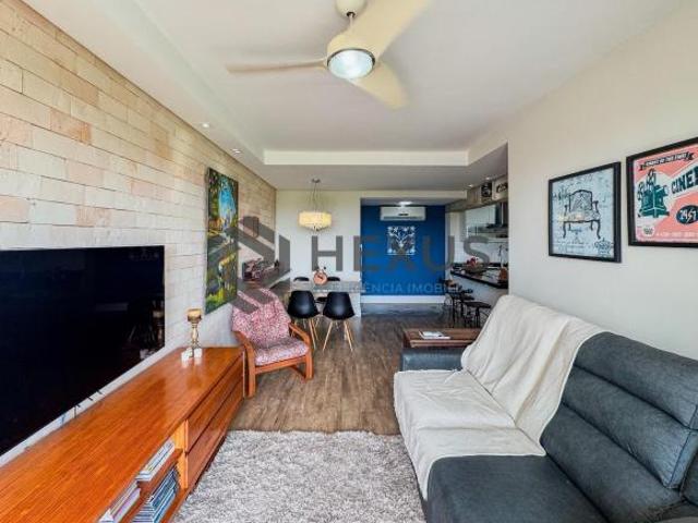 Apartamento com varanda e lazer na Praia das Asturias, Guaruja