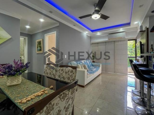 Apartamento com varanda e lazer na Praia das Pitangueiras, Guaruja