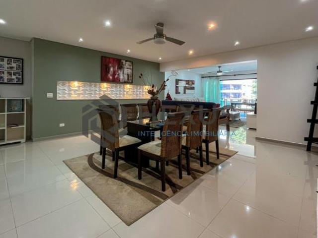 Apartamento com varanda e lazer na Praia das Pitangueiras, Guaruja