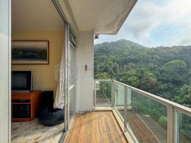 Apartamento com varanda e lazer na Praia das Pitangueiras, Guaruja
