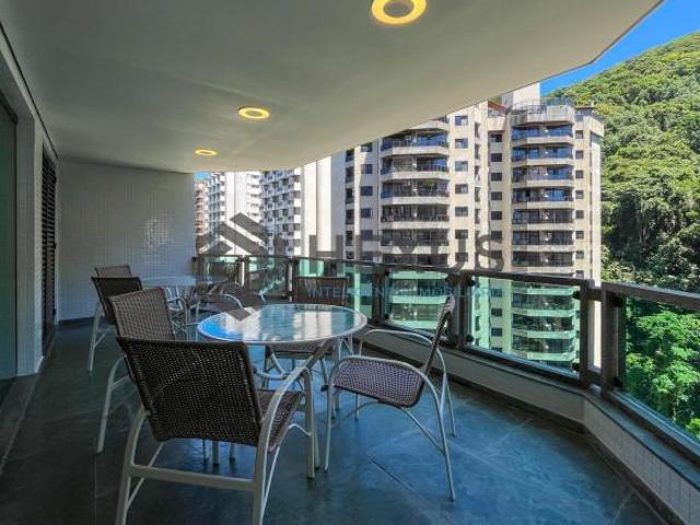 Apartamento com varanda e lazer na Praia das Pitangueiras, Guaruja