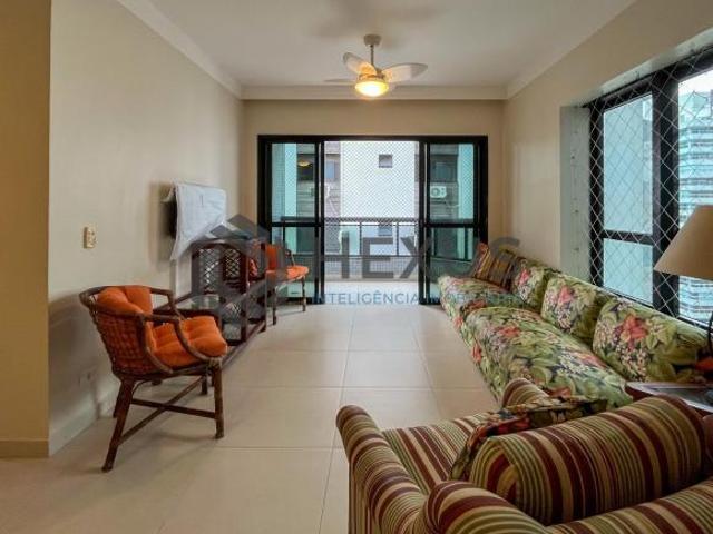 Apartamento com varanda e lazer na Praia das Pitangueiras, Guaruja
