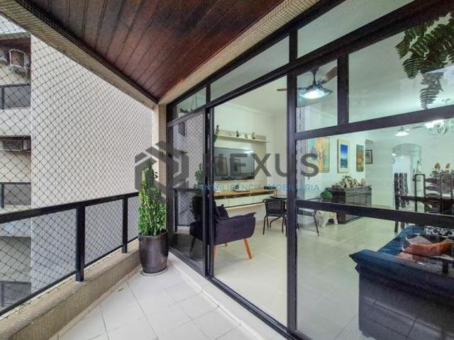 Apartamento com varanda e lazer na Praia das Pitangueiras, Guaruja
