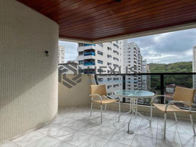 Apartamento com varanda e lazer na Praia das Pitangueiras, Guaruja