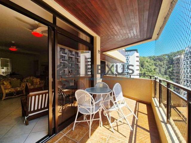 Apartamento com varanda e lazer na Praia das Pitangueiras, Guaruja