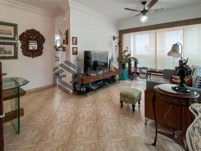 Apartamento com varanda e lazer na Praia das Pitangueiras, Guaruja