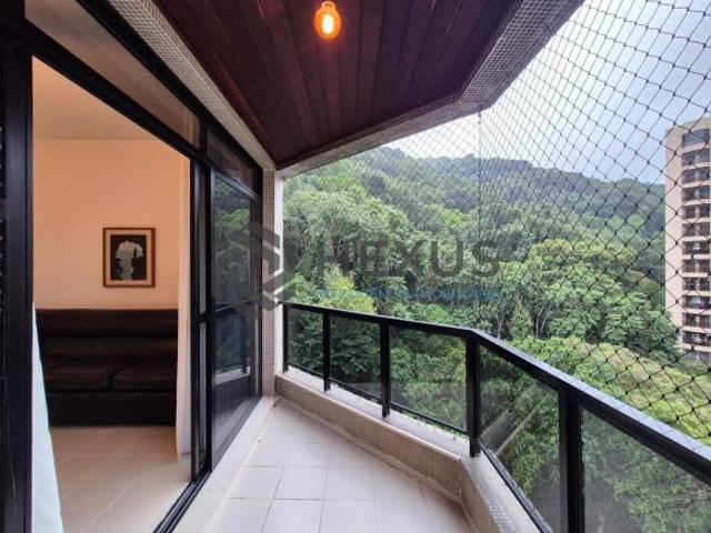 Apartamento com varanda e lazer na Praia das Pitangueiras, Guaruja