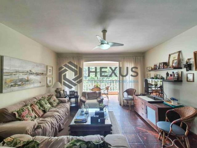 Apartamento com varanda e lazer na Praia das Pitangueiras, Guaruja