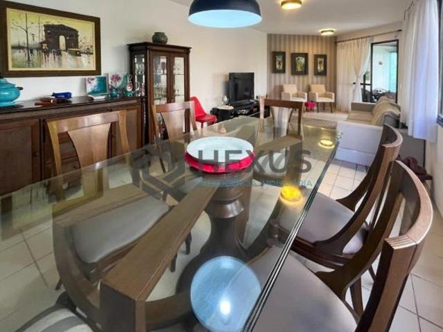 Apartamento com varanda e lazer na Praia das Pitangueiras, Guaruja