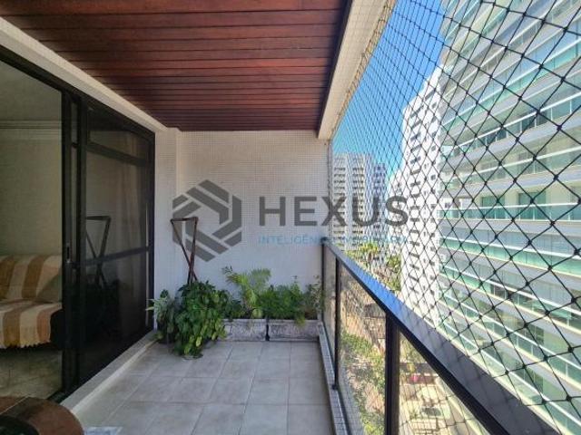 Apartamento com varanda e lazer na Praia das Pitangueiras, Guaruja
