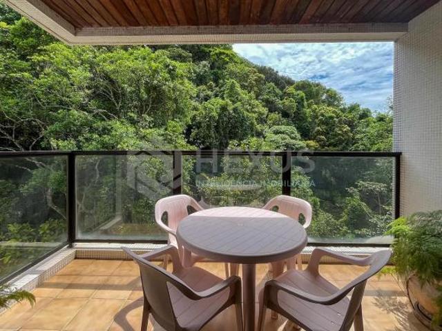 Apartamento com varanda e lazer na Praia das Pitangueiras, Guaruja