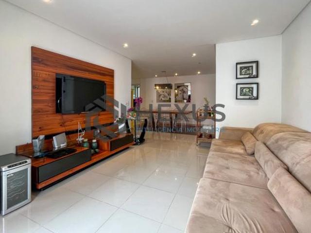 Apartamento com varanda e lazer na Praia das Pitangueiras, Guaruja
