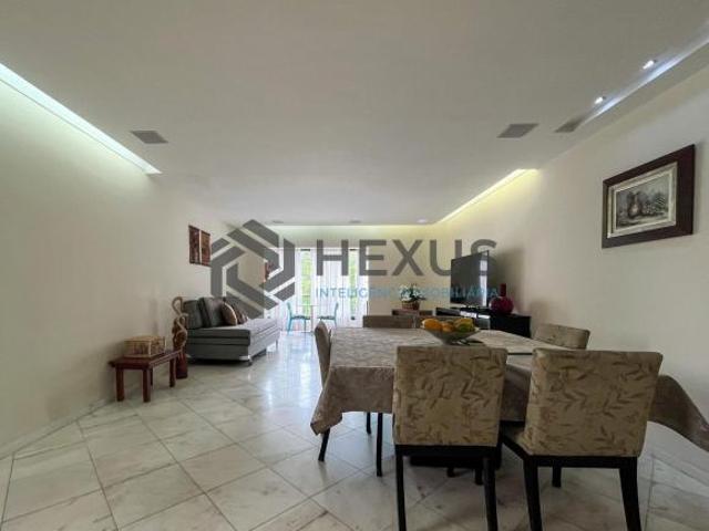 Apartamento com varanda e lazer na Praia das Pitangueiras, Guaruja