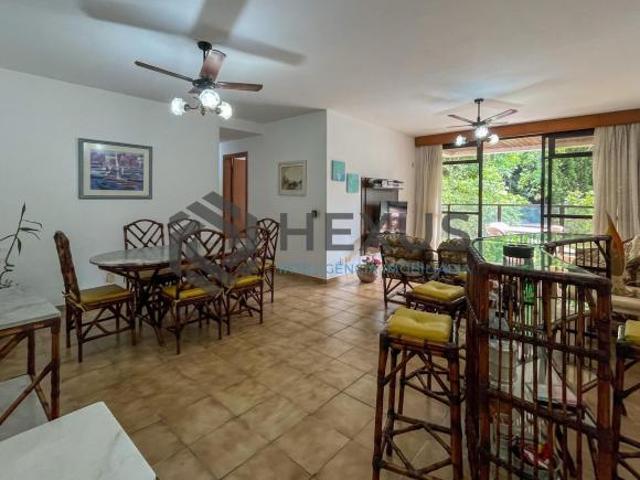 Apartamento com varanda e lazer na Praia das Pitangueiras, Guaruja