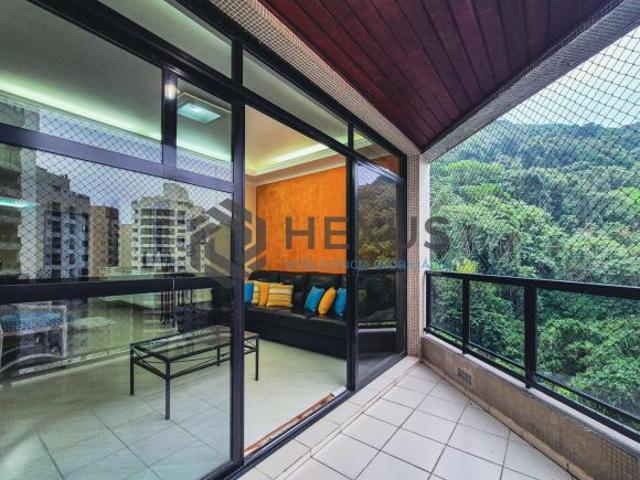 Apartamento com varanda e lazer na Praia das Pitangueiras, Guaruja