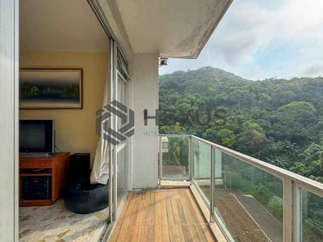 Apartamento com varanda e lazer na Praia das Pitangueiras, Guaruja