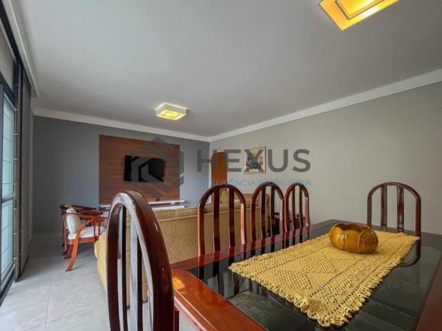 Apartamento com varanda e lazer na Praia das Pitangueiras, Guaruja