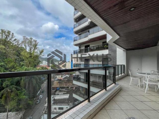 Apartamento com varanda e lazer na Praia das Pitangueiras, Guaruja