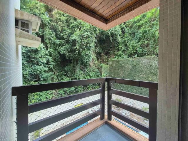 Apartamento com varanda e lazer na Praia das Pitangueiras, Guaruja