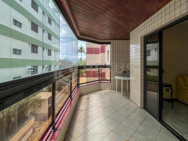 Apartamento com varanda e lazer na Praia do Tombo, Guarujá