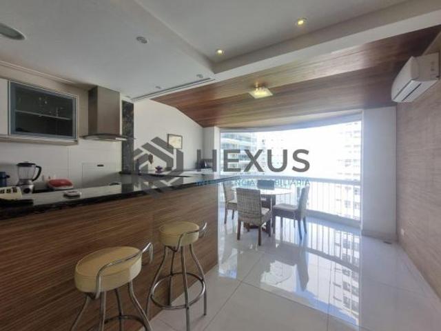 Apartamento com varanda e lazer na quadra mar da Praia das Pitangueiras, Guaruja