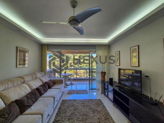 Apartamento com varanda e lazer na quadra mar da Praia das Pitangueiras, Guaruja