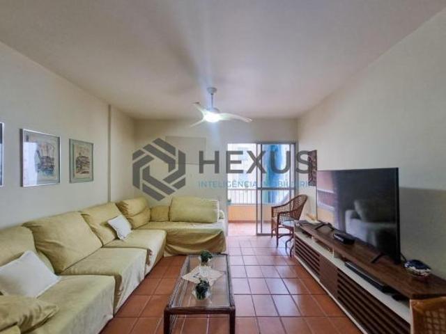 Apartamento com varanda e lazer na quadra mar da Praia das Pitangueiras, Guaruja