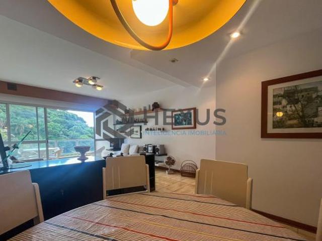 Apartamento com varanda e lazer na quadra mar da Praia das Pitangueiras, Guaruja