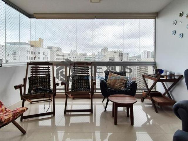 Apartamento com varanda e lazer na quadra mar da Praia das Pitangueiras, Guaruja