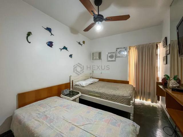 Apartamento com varanda e lazer na região do Aquário na Praia da Enseada, Guaruja