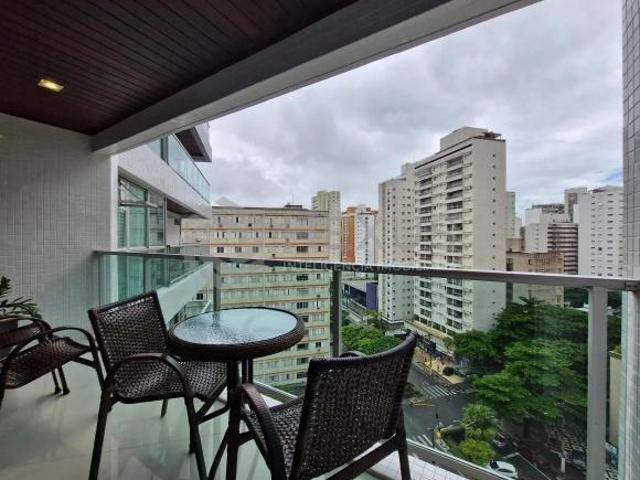 Apartamento com varanda e lazer na região na Praia das Pitangueiras, Guaruja