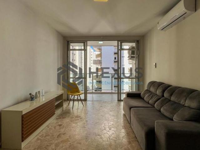 Apartamento com varanda e lazer nas Pitangueiras, Guarujá