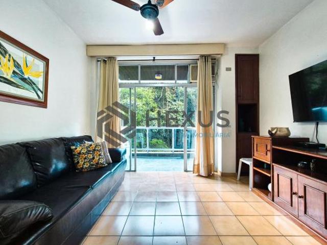 Apartamento com varanda e lazer nas Pitangueiras, Guarujá