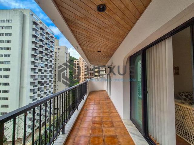 Apartamento com varanda e lazer nas Pitangueiras, Guarujá