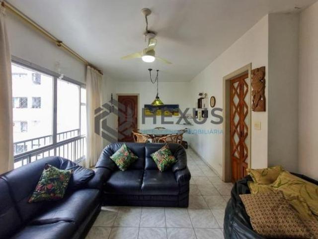 Apartamento com varanda e lazer a 180m da Praia das Pitangueiras, Guaruja