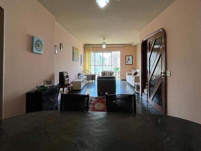 Apartamento com varanda e lazer a 2 quadras da Praia das Pitangueiras, Guarujá