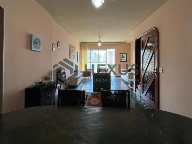 Apartamento com varanda e lazer a 2 quadras da Praia das Pitangueiras, Guarujá