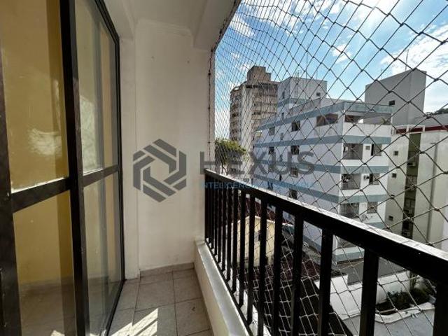 Apartamento com varanda e lazer a 500m da praia no Tombo, Guarujá